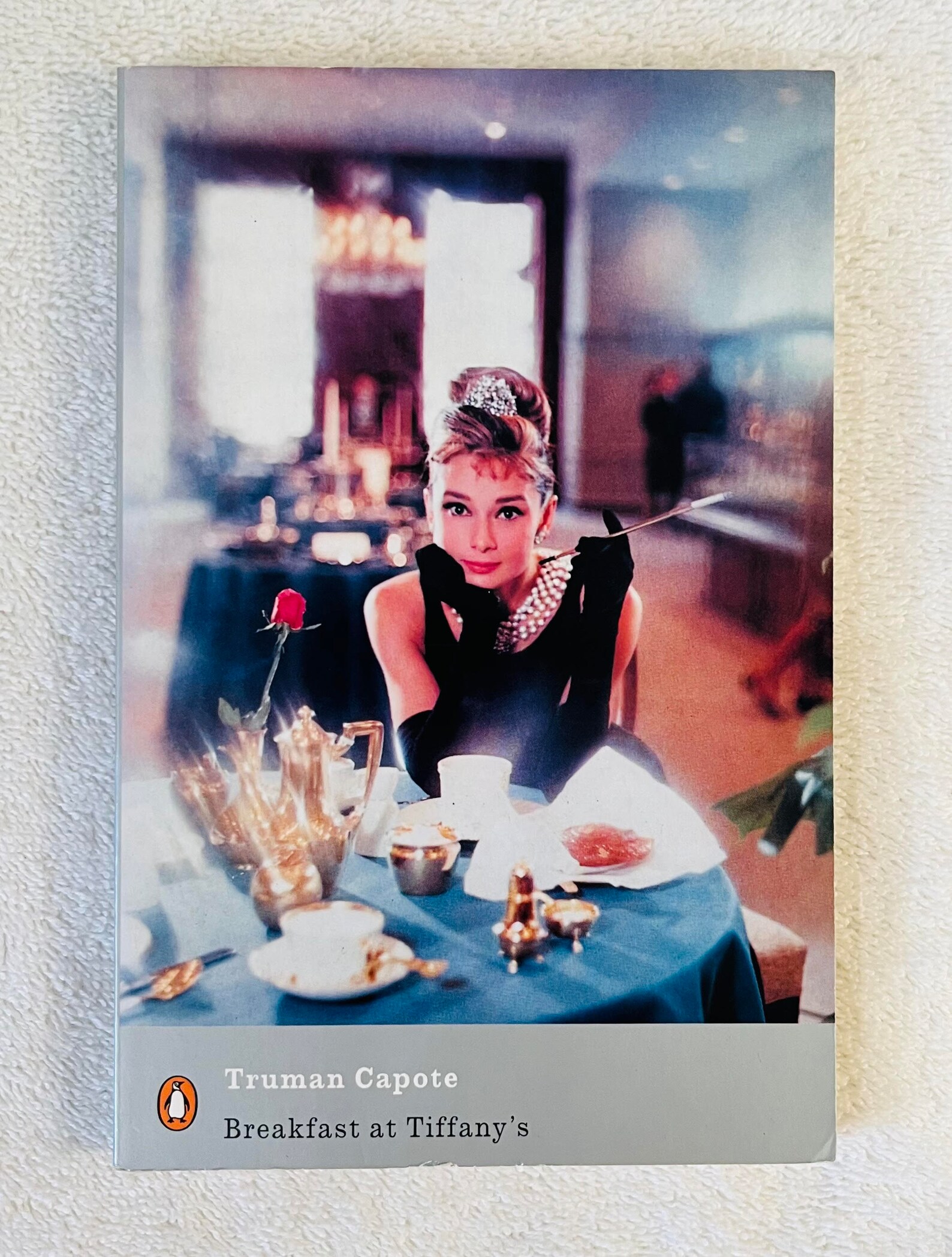 TRUMAN CAPOTE Breakfast at Tiffany's Penguin Soft Cover Audrey Hepburn ...