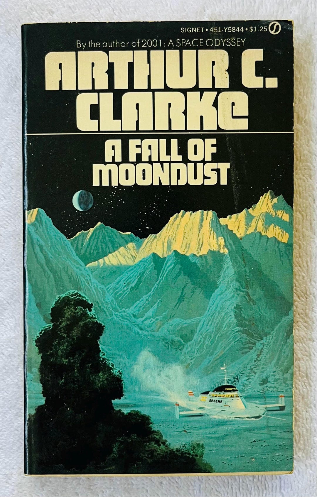 ARTHUR C. CLARKE - A Fall of Moondust - 1974 First Printing Signet ...