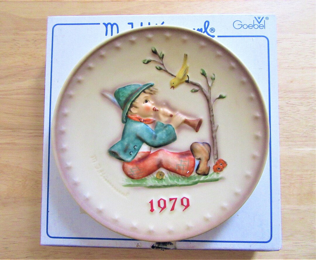 1979 MJ HUMMEL Annual PLATE in Bas Relief Goebel Annual Plate With ...