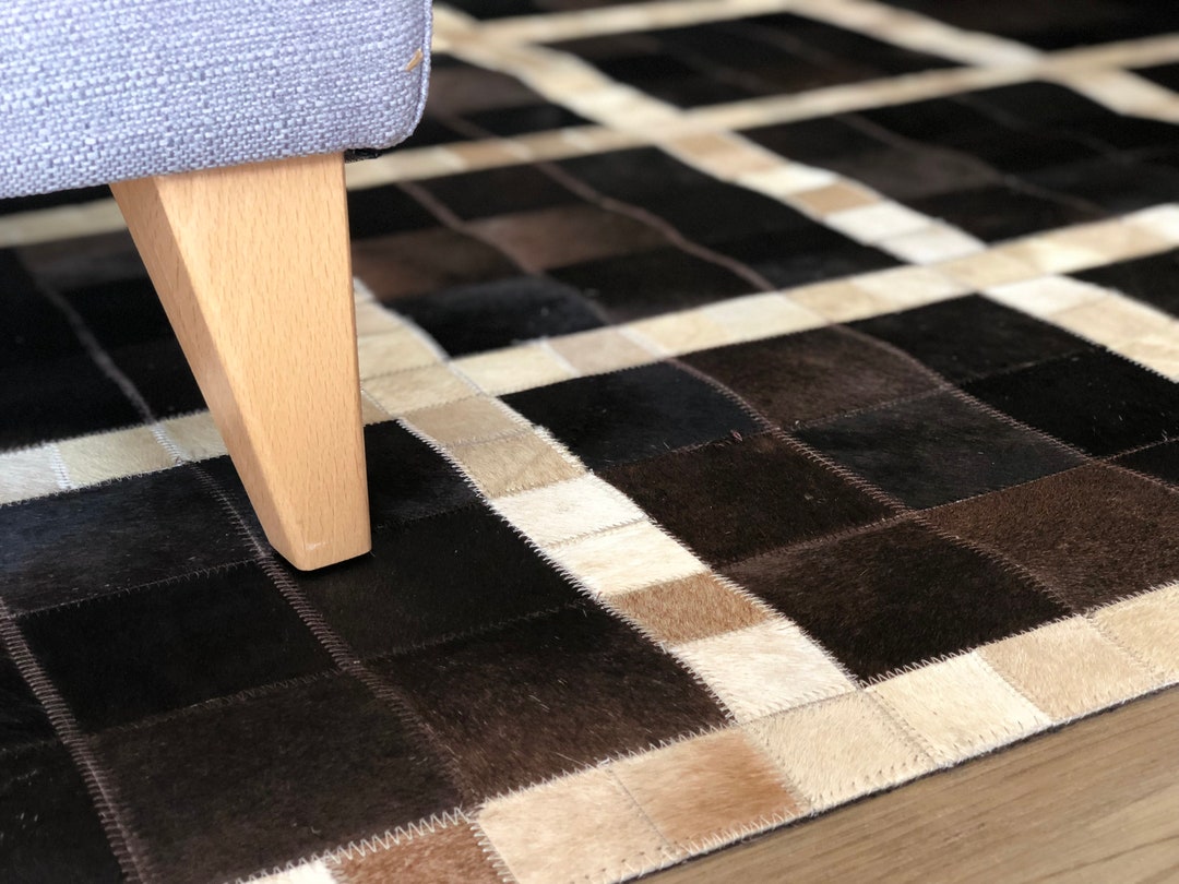 Cola & Beige: Alfombra de cuero de vaca cosida y parchada a mano - Etsy ...