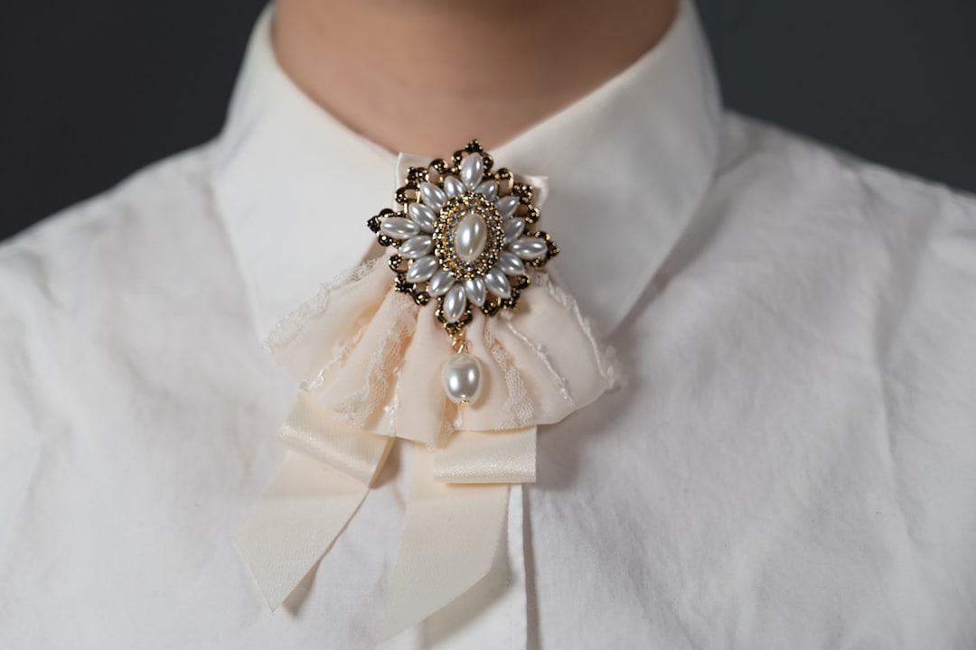 Broche en ruban ivoire avec charme spécial, broche à nœud, nœud ...