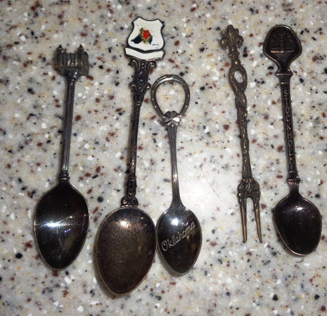 5 Collectors Spoons. - Etsy