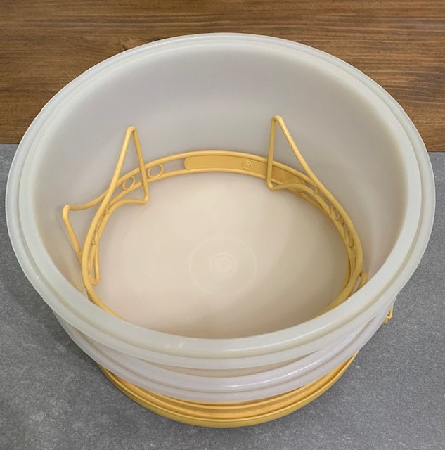 Vintage Pair Harvest Gold, Tupperware Cake Pie Server, Carriers W ...