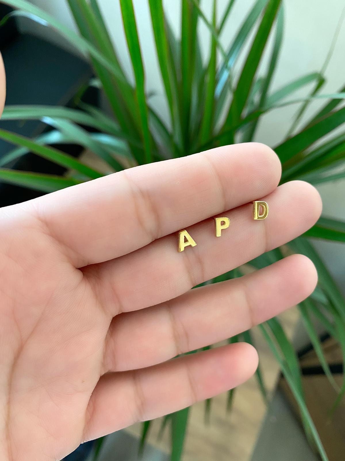 Pendientes de letra iniciales de plata de primera ley 14K | Etsy