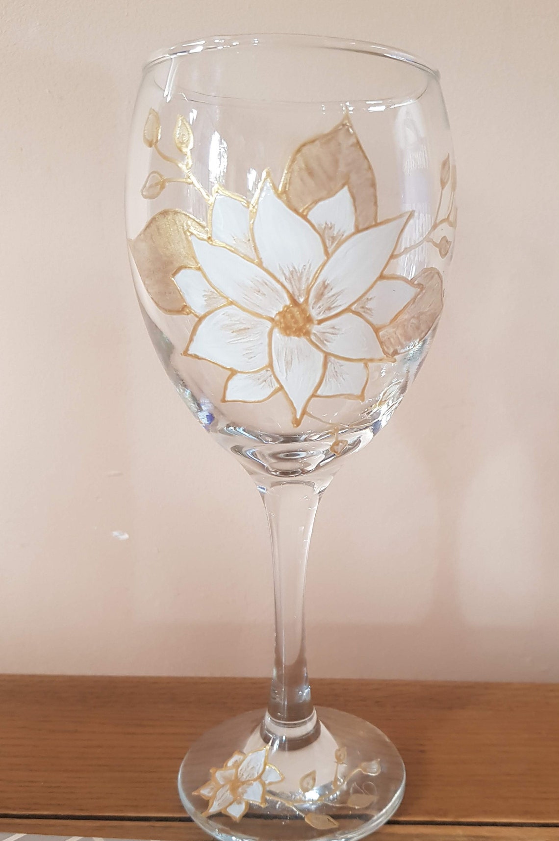 Copa de vino pintada a mano con diseño de flores - Etsy España
