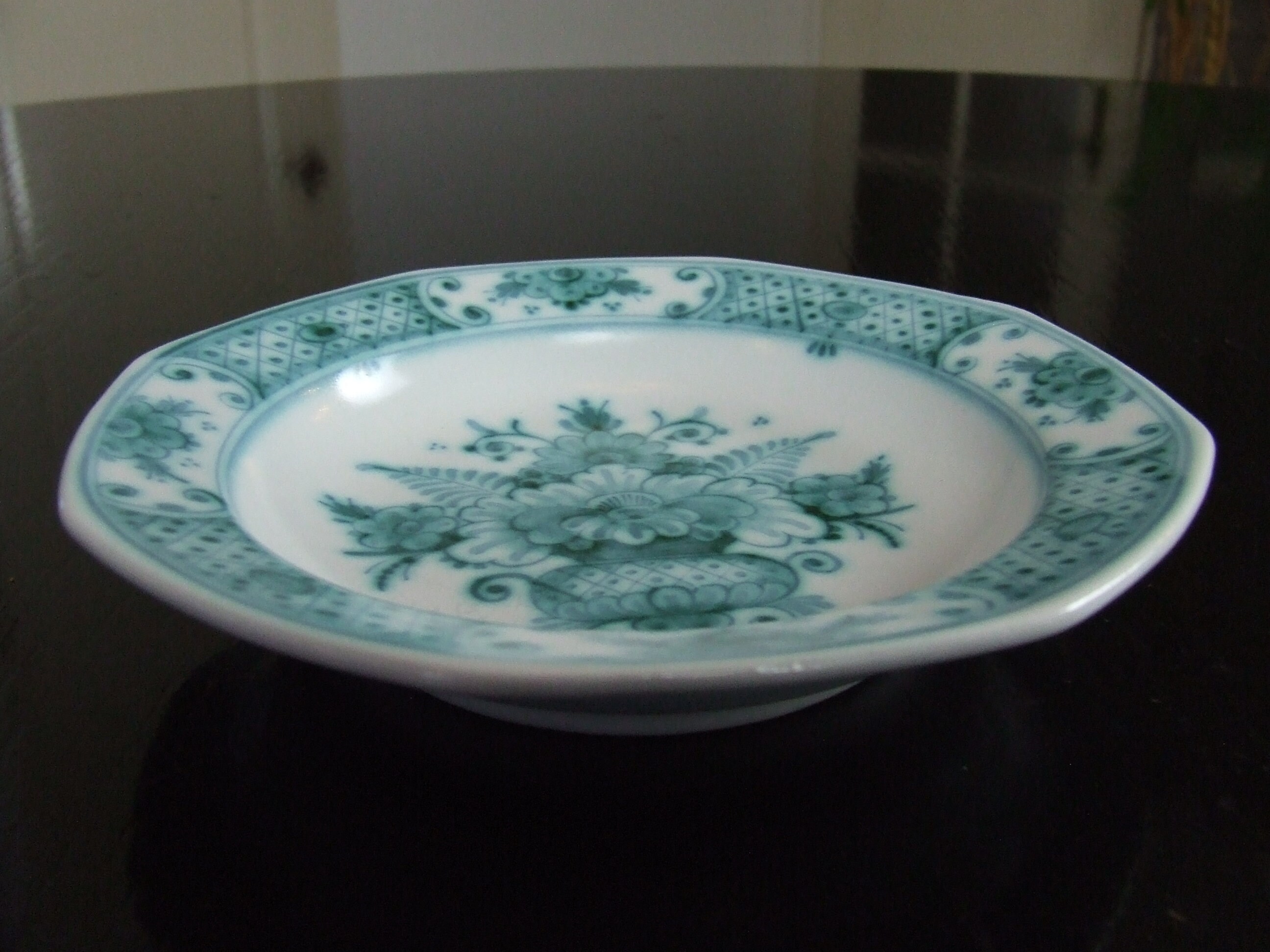 De Porceleyne Fles Delft handpainted octagonal Delvert (Green Delft ...