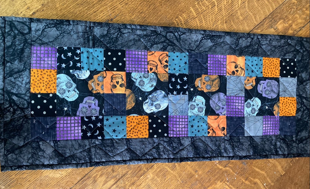 Quilted Table Runner: Halloween Skulls - Etsy