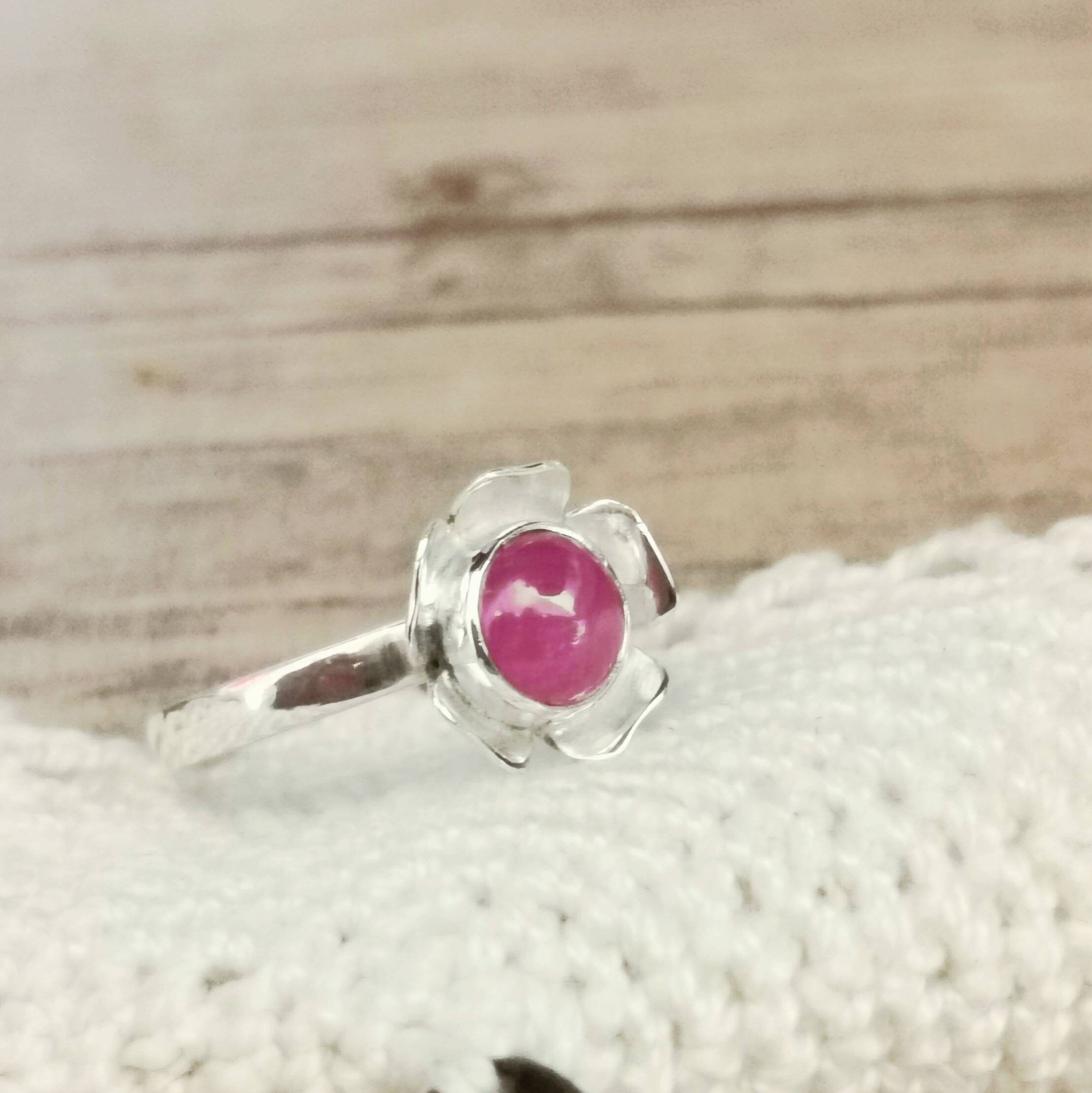 Silver flower ring with ruby | Etsy