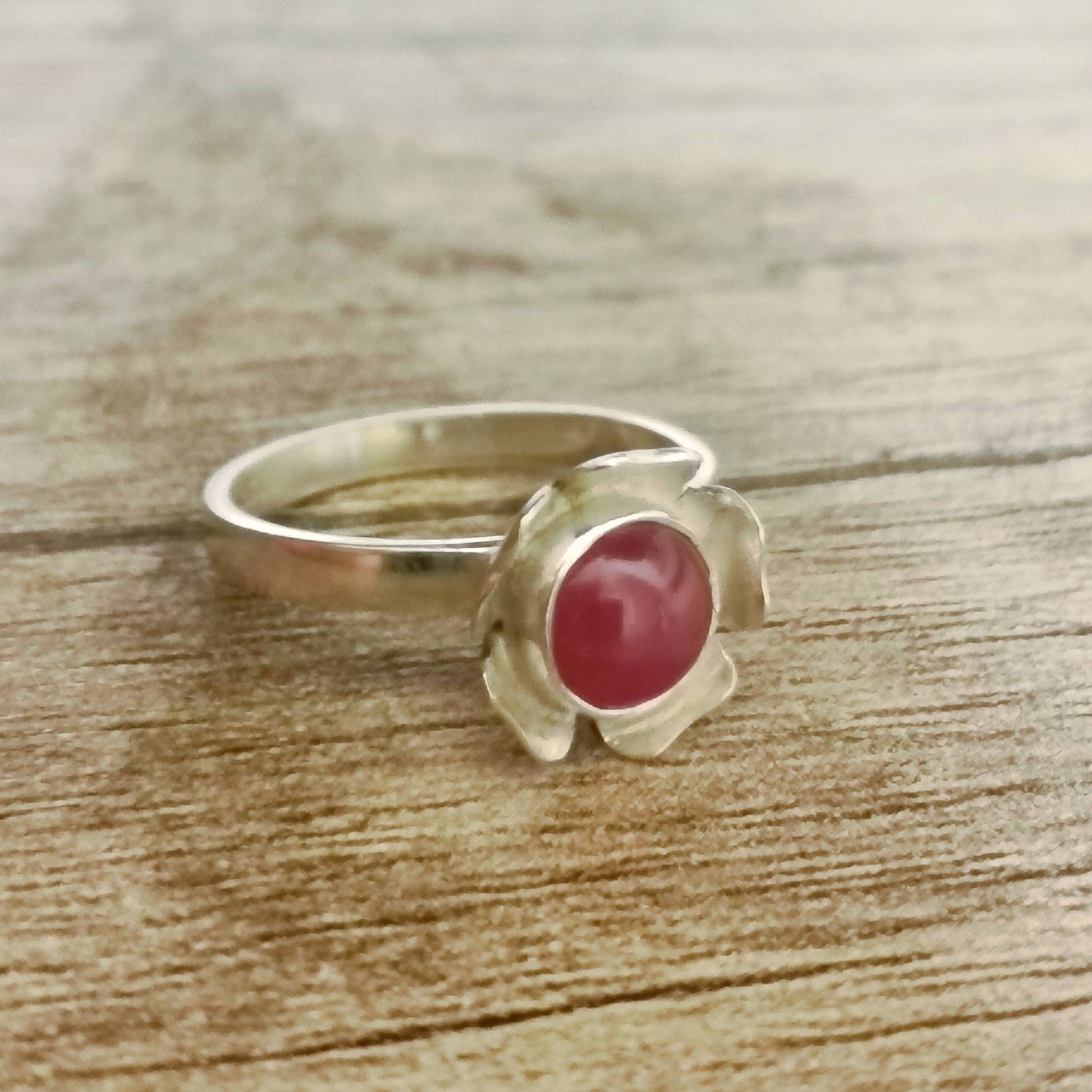Silver flower ring with ruby | Etsy