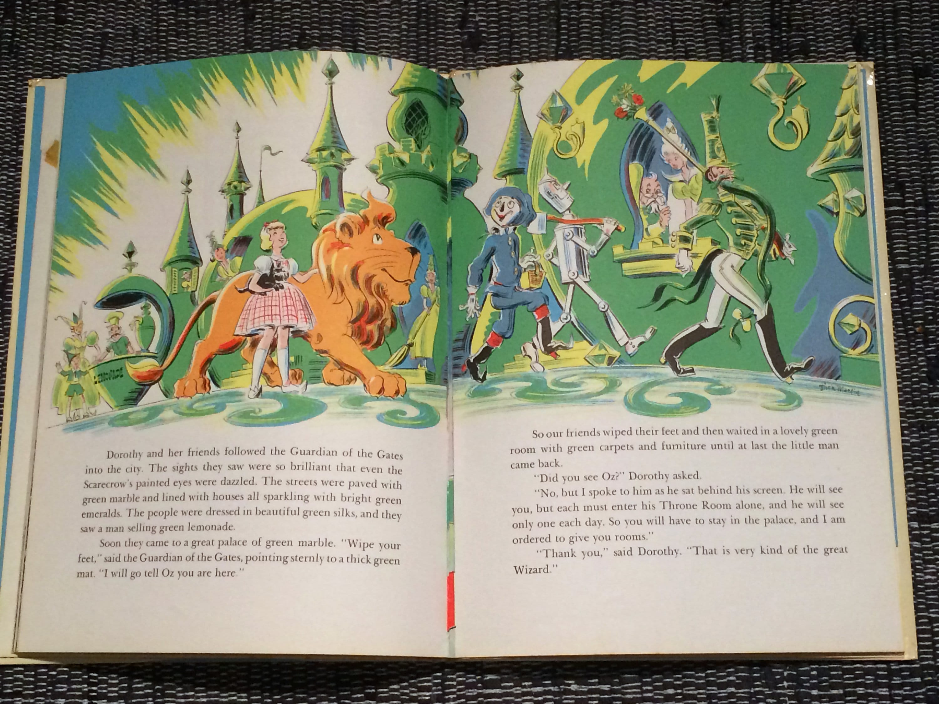 Scarecrow Wizard Of Oz Pointing