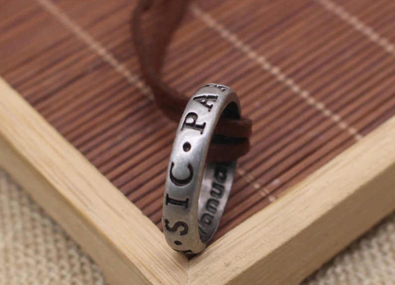 Halsketting Ring Nathan sic parvi magna Cosplayring met leren ...