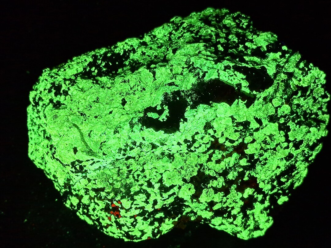 SW + LW UV Fluorescent Willemite & Minor Calcite W/ Tephroite ...