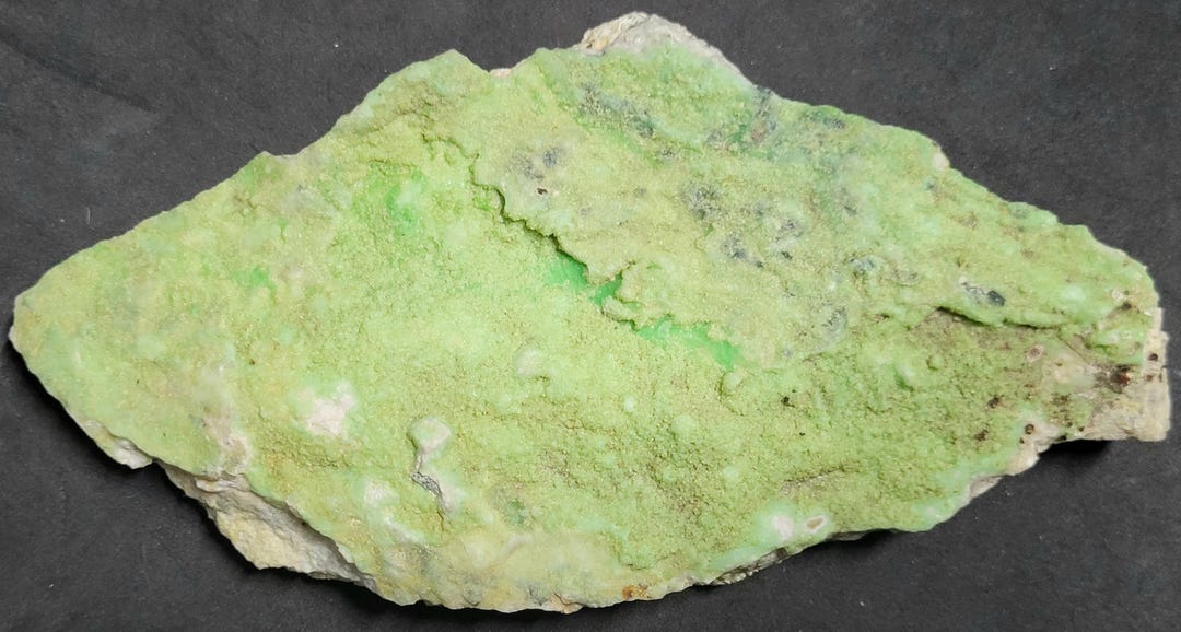 Green Gaspeite on Actinolite & Magnesite - Wood's Chrome Mine, Texas ...