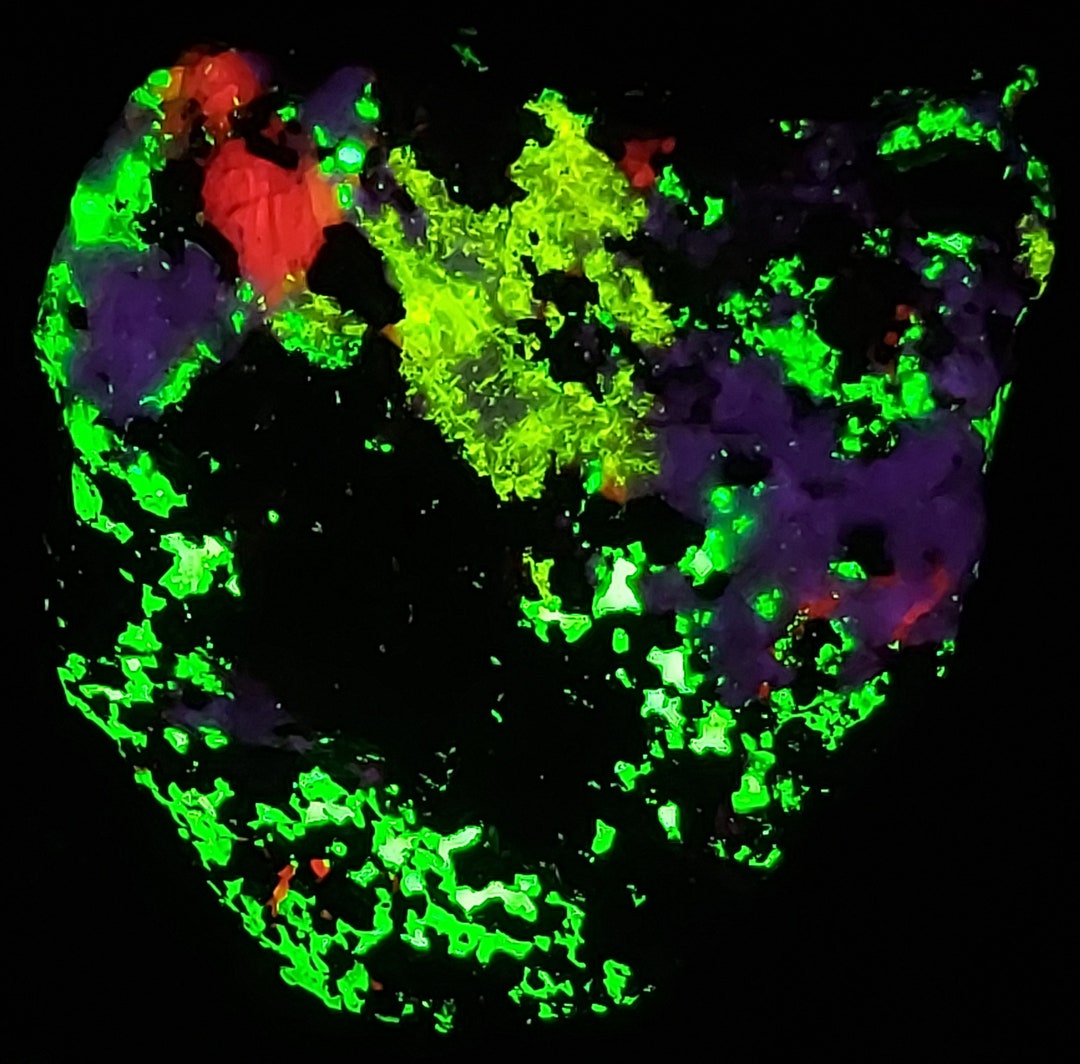 SW Shortwave Ultraviolet Fluorescent 4-color Wispy Esperite Willemite Hardystonite Calcite ...