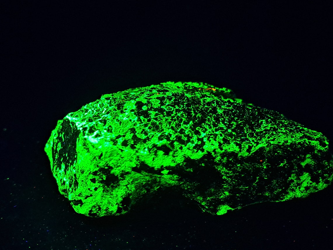 SW + LW UV Fluorescent Willemite & Minor Calcite W/ Grey Tephroite ...