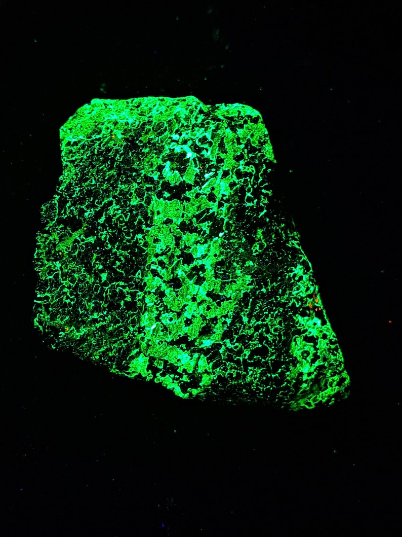 SW + LW UV Fluorescent Willemite & Minor Calcite W/ Grey Tephroite ...
