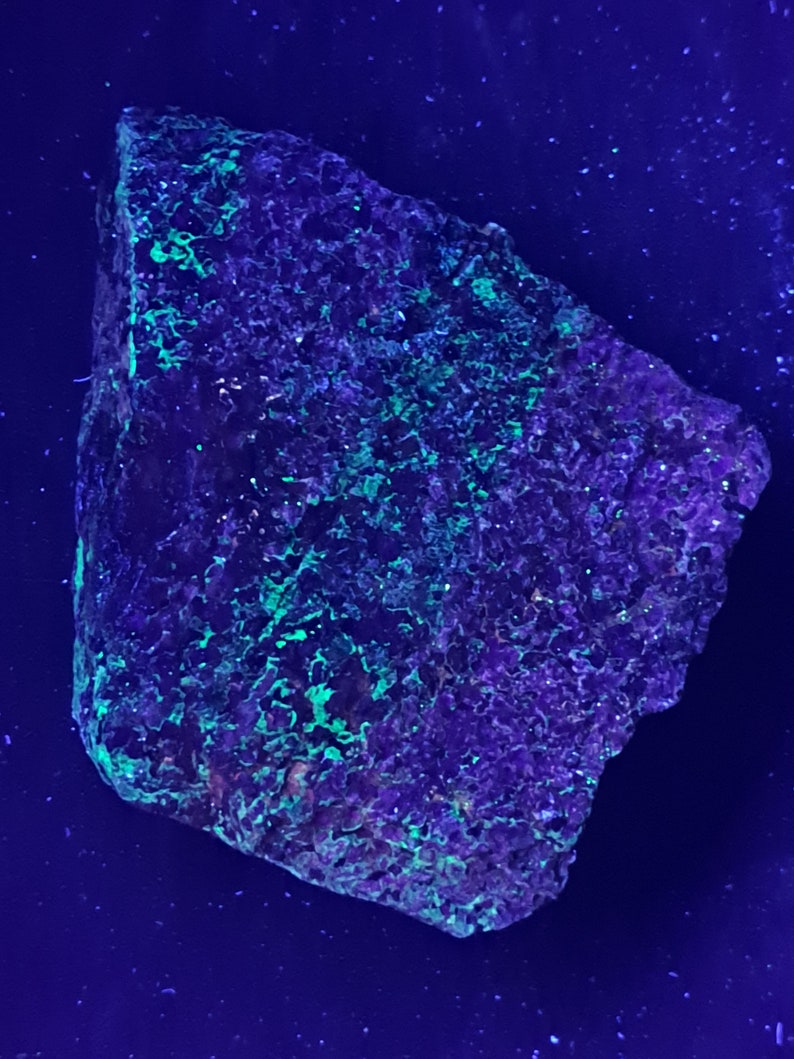 SW + LW UV Fluorescent Willemite & Minor Calcite W/ Grey Tephroite ...