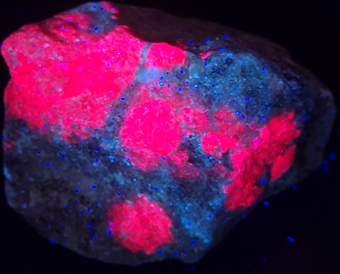 Longwave UV Fluorescent Ruby in Zoisite From Tanzania LW Ultraviolet ...