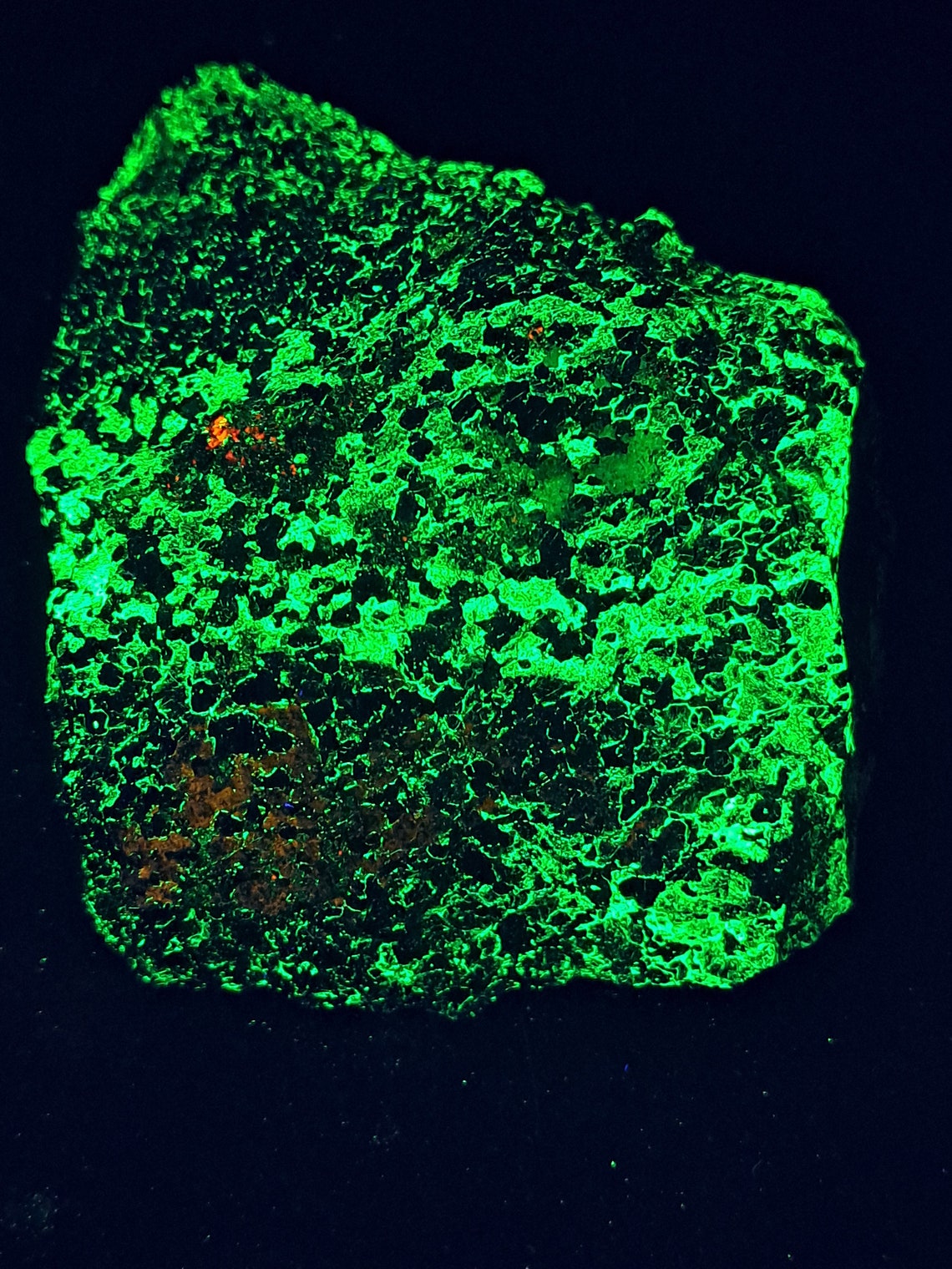 SW + LW UV Fluorescent Willemite & Minor Calcite W/ Grey Tephroite ...