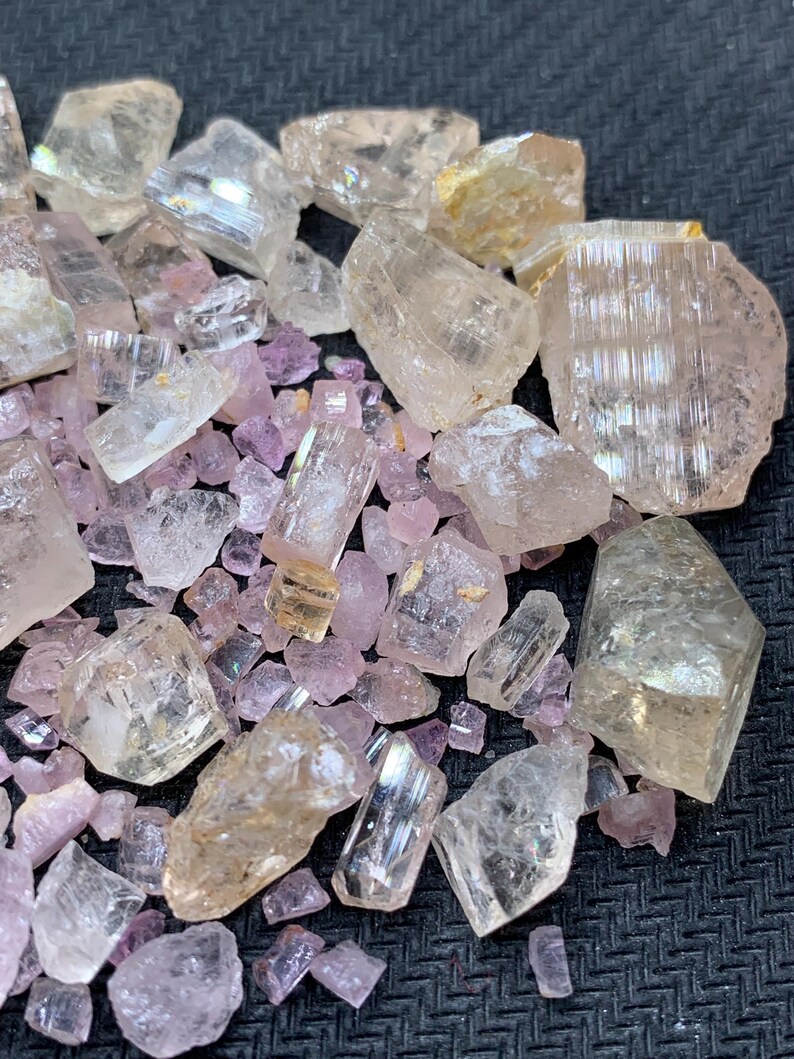 Topacio rosa en bruto de 65 gramos de las minas de Katlang, Pakistán ...