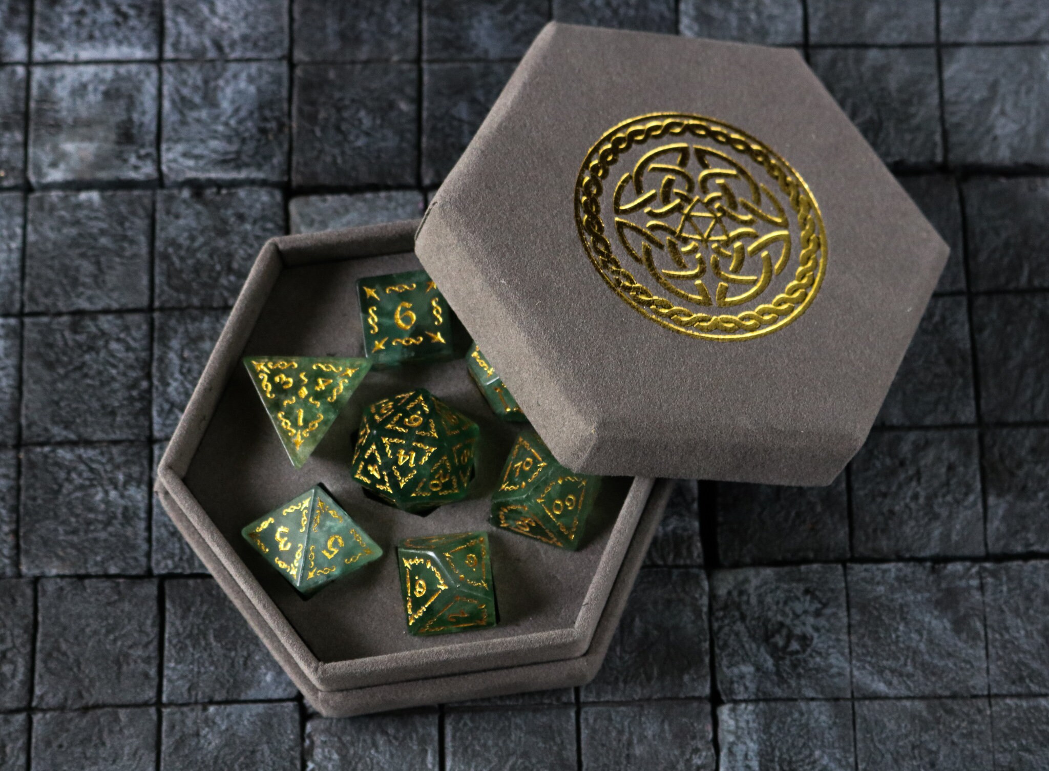 Vine Spike Green Fluorite Gemstone Dice chlorophane Hand - Etsy UK