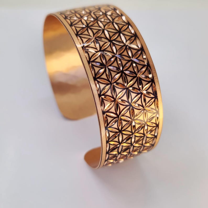 Handgefertigtes Kupfer-Manschettenarmband mit Gravur „Blume des Lebens ...
