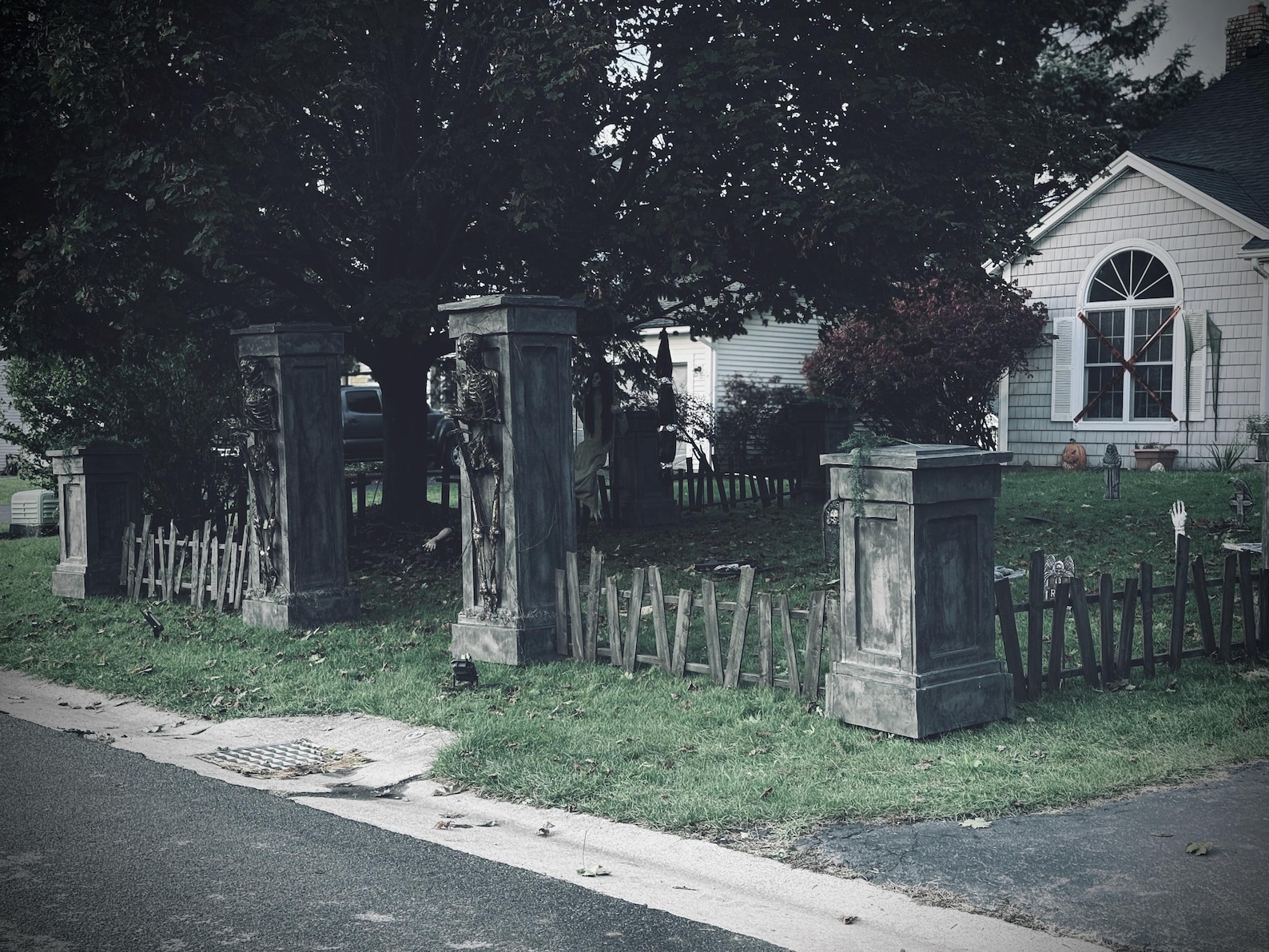 Recessed Panel Pillars, Skeletons W/ Swords, Vines, Halloween Prop ...