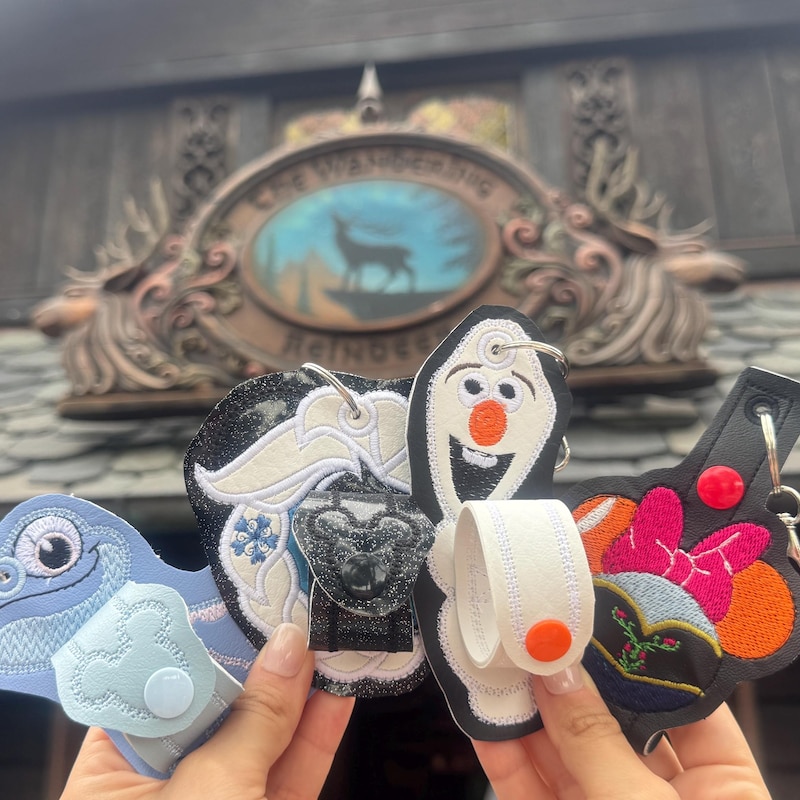 Anna and Olaf Keychain - Etsy