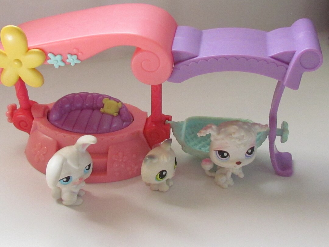 Hasbro Littlest Pet Shop Fancy Friends Bed White Kitty, Poodle and ...