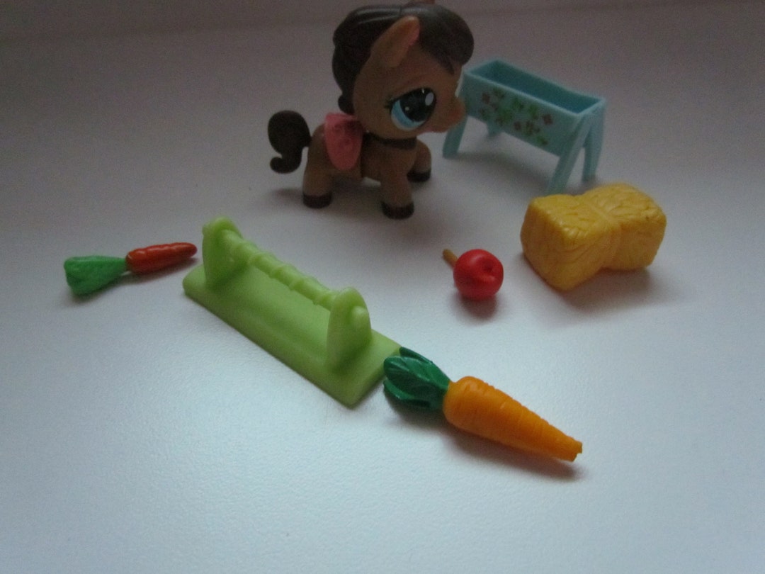 Littlest Pet Shop, Walkables Themed Pack, Horse 2257 Barn Mini Toys ...