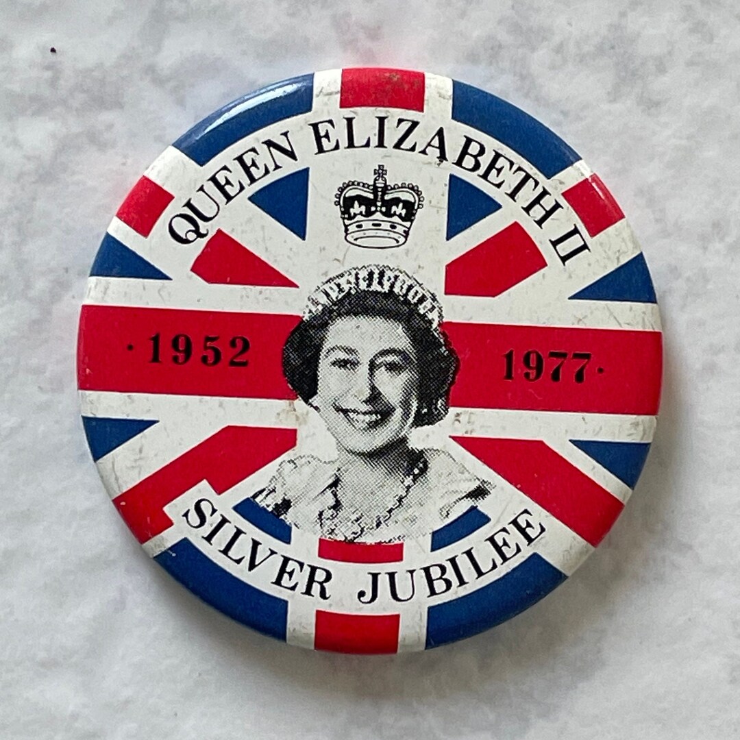 Vintage Badge Queen Elizabeth II SILVER JUBILEE 1952-77 Pin Button ...