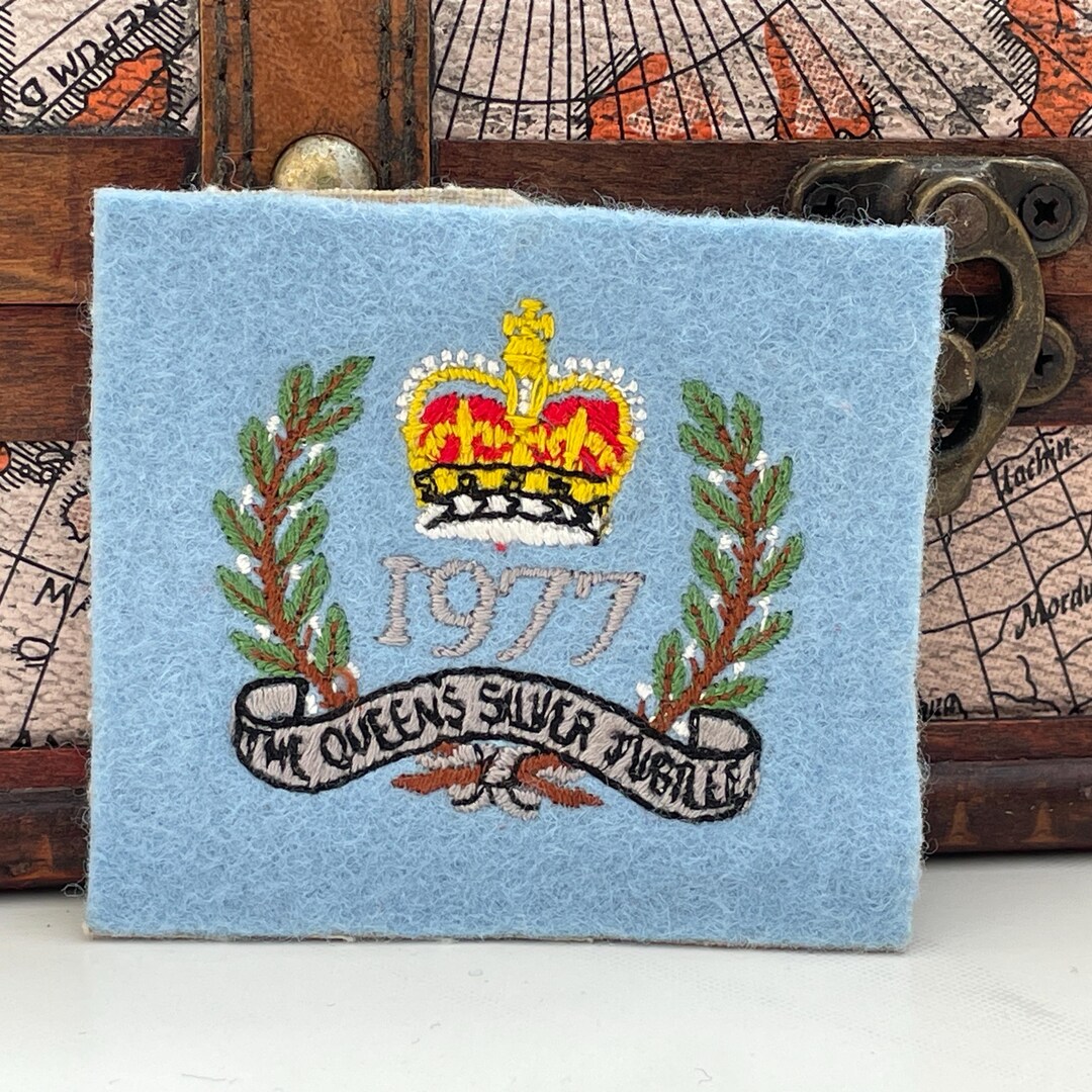 Vintage Patch SILVER JUBILEE 1977 Emblem Queen Elizabeth II Souvenir ...