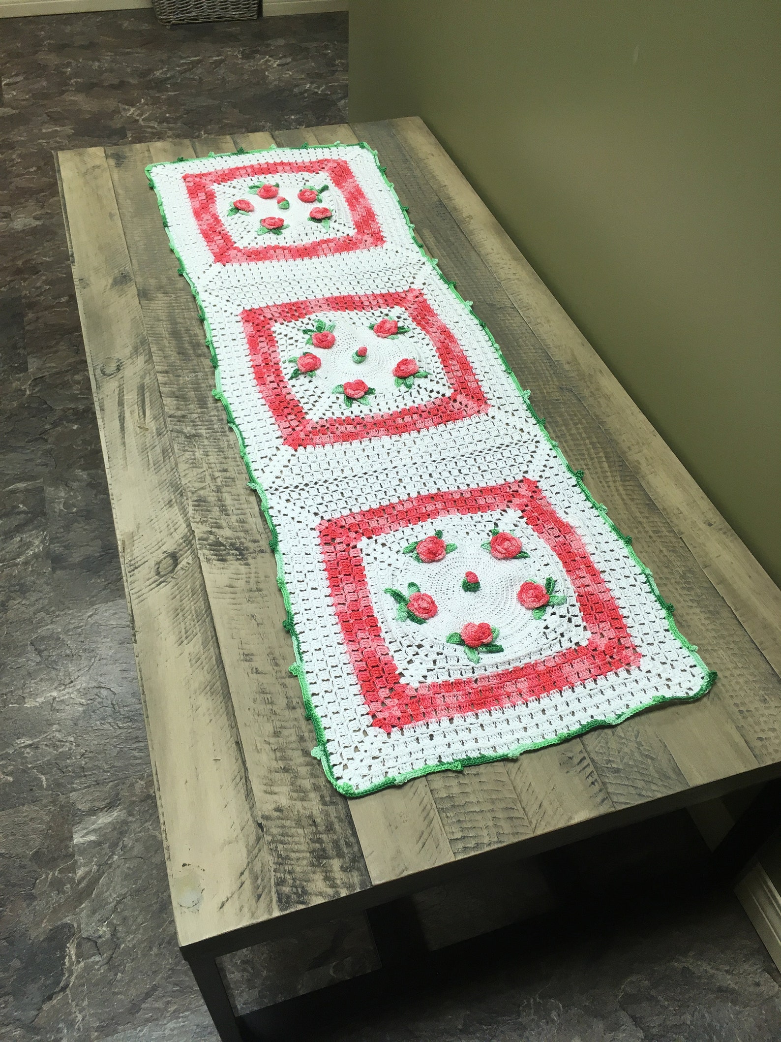 Handmade crochet table runner/coffee table, home decor. - Etsy.de