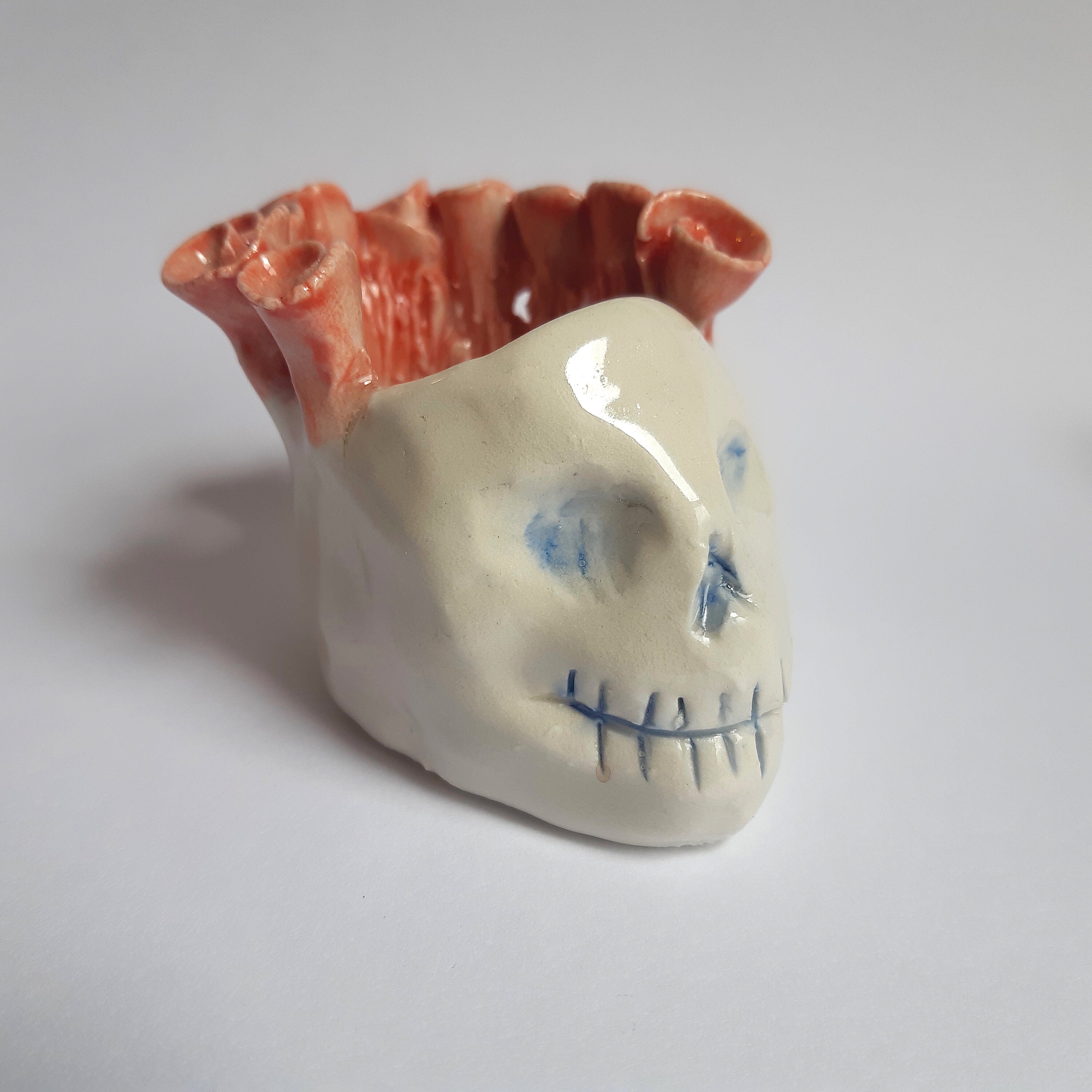 Ceramic skull vase with coral coloured flower bud rim/ a skull | Etsy