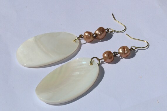 Large Vintage Oval Mother-of-Pearl Shell Drop Gold Wi… - Gem