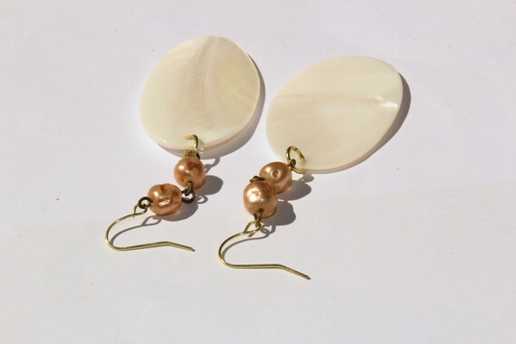 Large Vintage Oval Mother-of-Pearl Shell Drop Gold Wi… - Gem