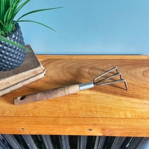 Vintage Garden Hand Tools Hand Claw Rake Gardening Tool Greenhouse ...