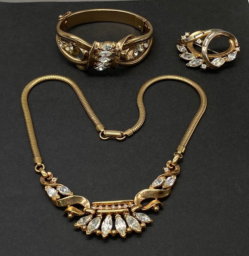 Crown Trifari Gold Tone Necklace, Bracelet, and Brooch Set Vintage Art ...