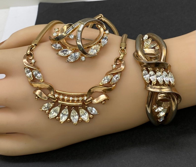 Crown Trifari Gold Tone Necklace, Bracelet, and Brooch Set Vintage Art ...
