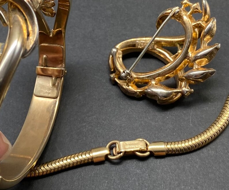 Crown Trifari Gold Tone Necklace, Bracelet, and Brooch Set Vintage Art ...