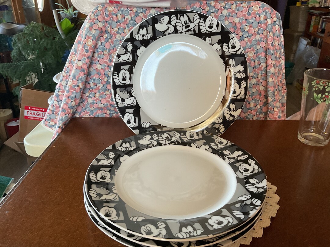 Set of 4 All Over Mickey Dinner Places Featuring Mickey Mouse an Goofy ...