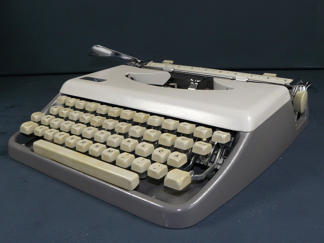 Vintage Mechanical Typewriter antares Julietta Typewriter vinylcase 60s ...