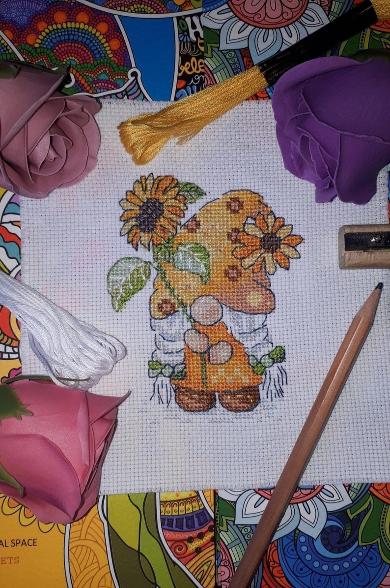Patrón de punto de cruz de gnomo girasol: divertido bordado floral de ...