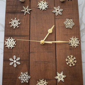 Reclaimed Pallet Wood Falling Snowflakes Winter Wall Clock Christmas ...