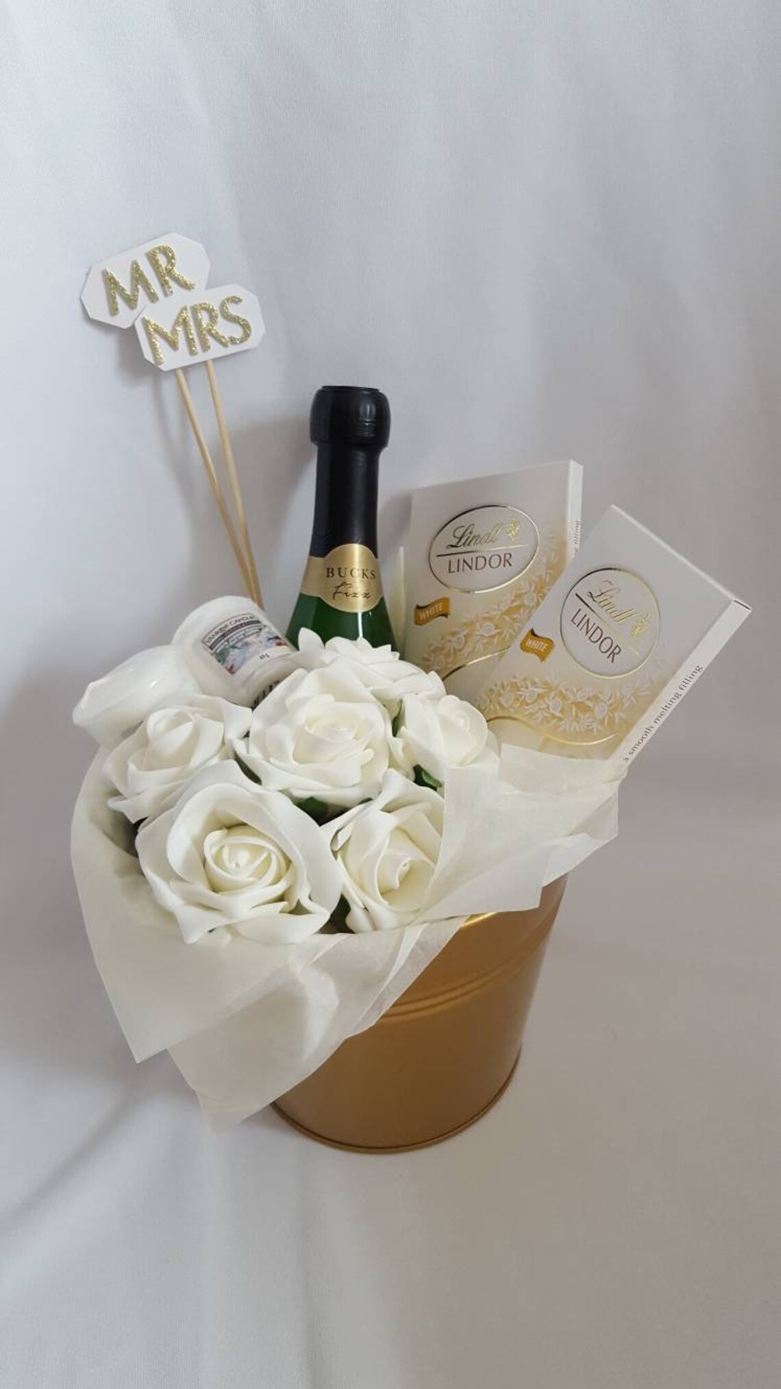 White Lindt Lindor Chocolates & Fizz, Flowers Bouquet Personalised ...