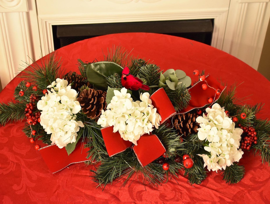 Centrotavola e festoni natalizi in pino e ortensia con cardinale rosso ...