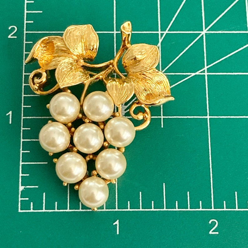 Vintage Gold Pearl Grape Vine Cluster Pin Brooch Plated Tone White ...