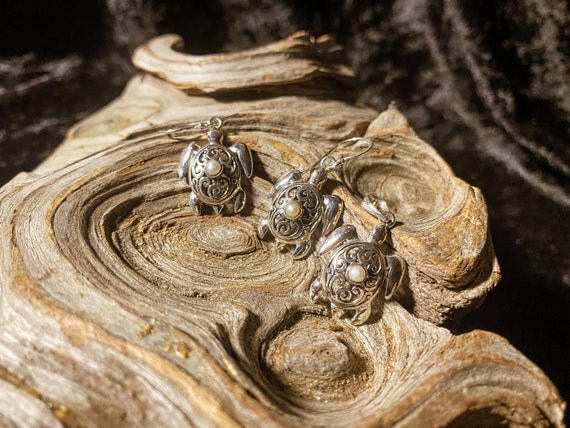 Goddess Designs / Detailed Sea Turtle With Freshwater Pearl - Etsy