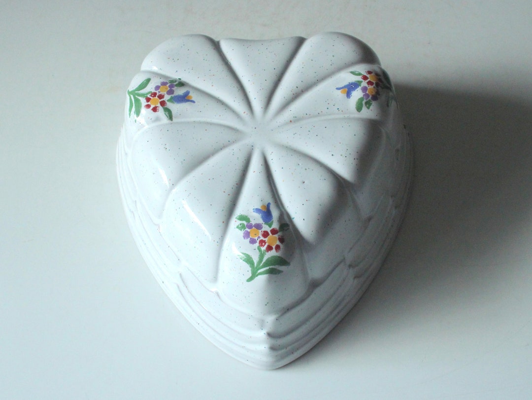 Baking Tin Vintage Cake Tin Ceramic Heart White Green Red Dots Mid ...