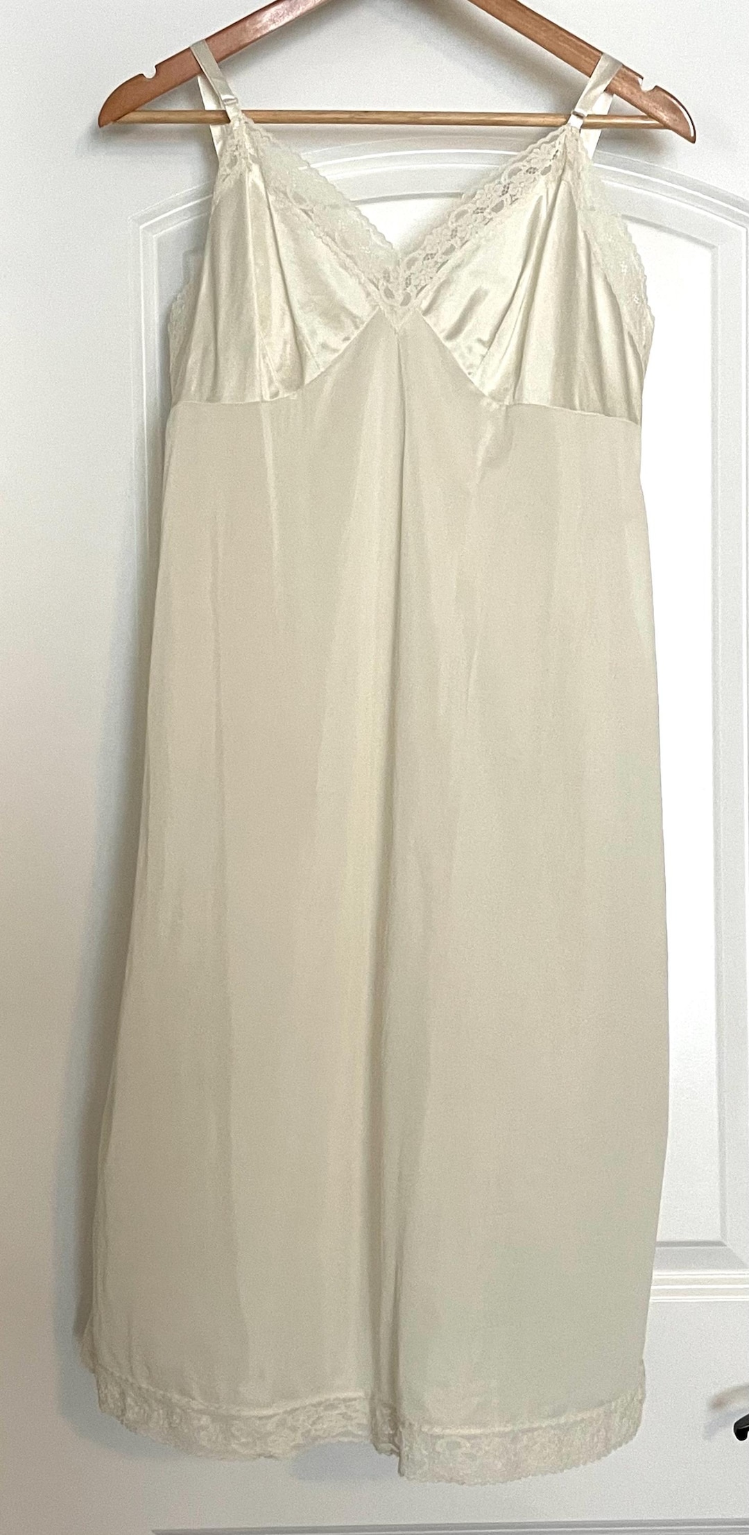 Vintage Vanity Fair Full Dress Slip Lace Accents Sz 40 Ivory Excellent ...